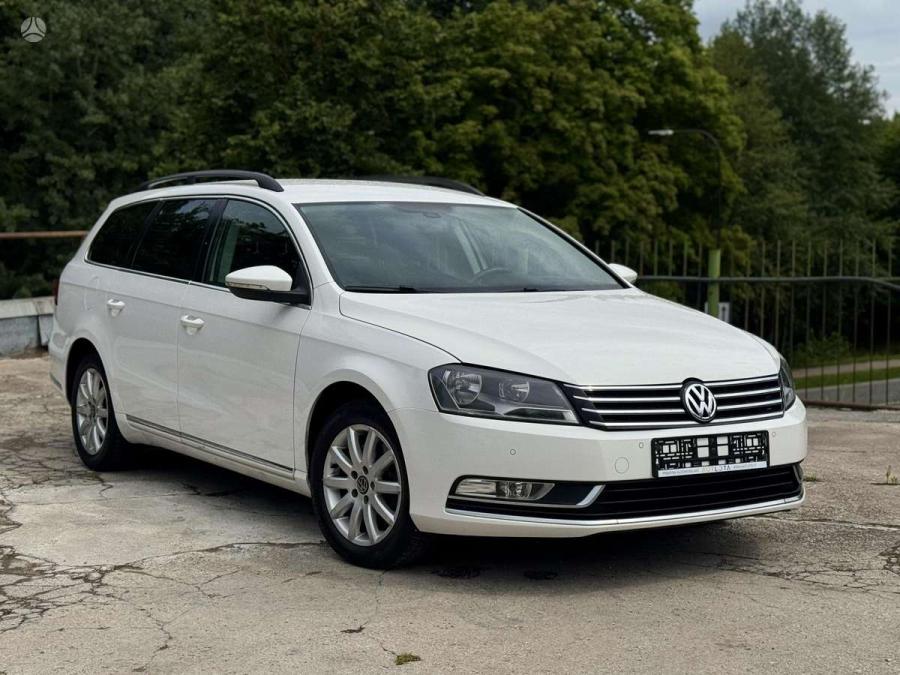 White Volkswagen Passat 2013 in Vilnius, with an engine capacity of 1.60 L and mileage of 246 thousand km for 5600 €, photo 9 on AUTOMOTO.COM.LV