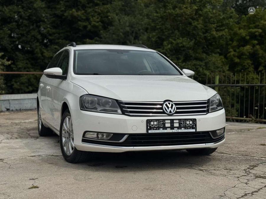 White Volkswagen Passat 2013 in Vilnius, with an engine capacity of 1.60 L and mileage of 246 thousand km for 5600 €, photo 10 on AUTOMOTO.COM.LV