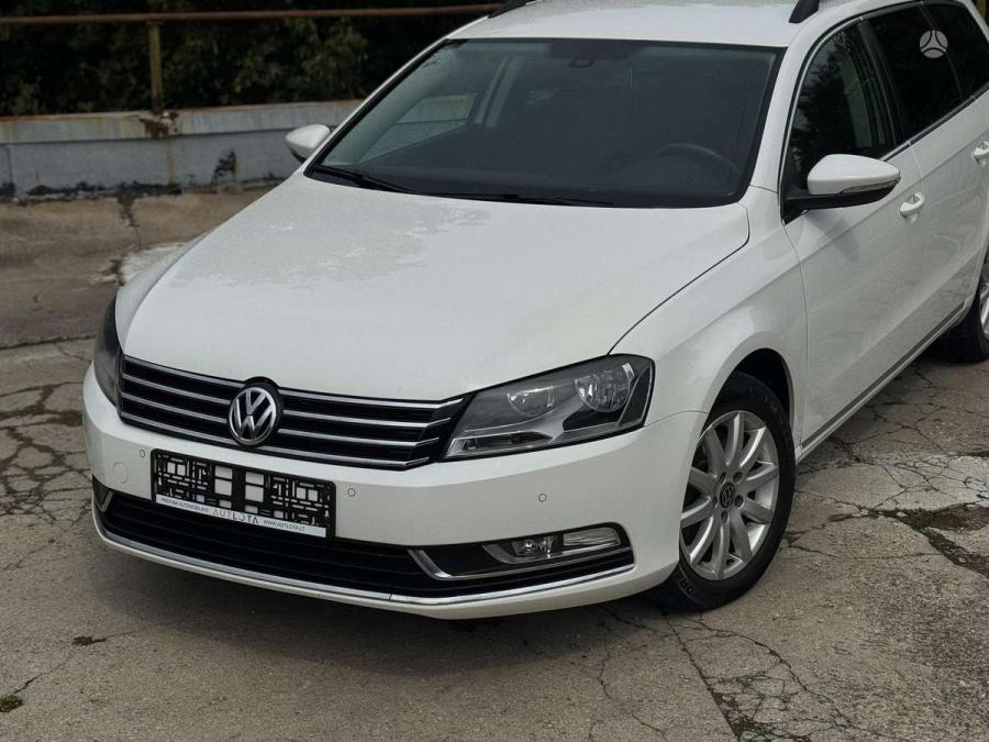 White Volkswagen Passat 2013 in Vilnius, with an engine capacity of 1.60 L and mileage of 246 thousand km for 5600 €, photo 13 on AUTOMOTO.COM.LV