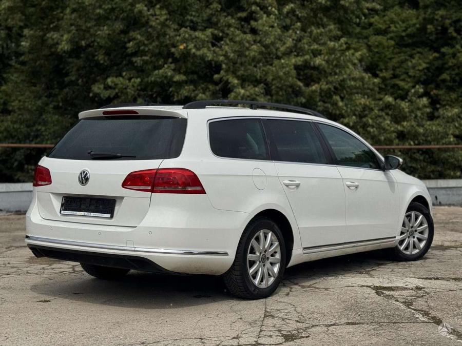 White Volkswagen Passat 2013 in Vilnius, with an engine capacity of 1.60 L and mileage of 246 thousand km for 5600 €, photo 14 on AUTOMOTO.COM.LV
