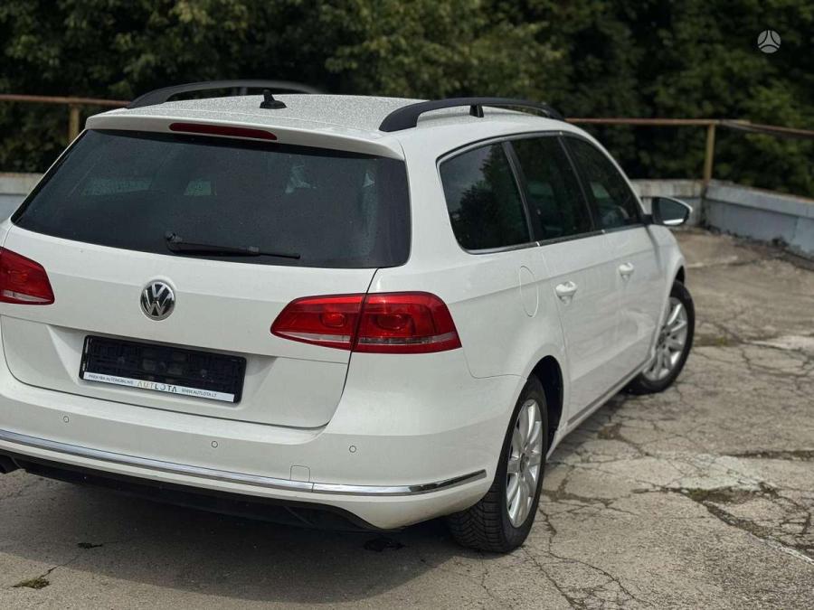 White Volkswagen Passat 2013 in Vilnius, with an engine capacity of 1.60 L and mileage of 246 thousand km for 5600 €, photo 15 on AUTOMOTO.COM.LV