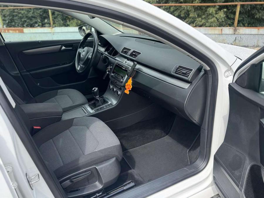White Volkswagen Passat 2013 in Vilnius, with an engine capacity of 1.60 L and mileage of 246 thousand km for 5600 €, photo 16 on AUTOMOTO.COM.LV