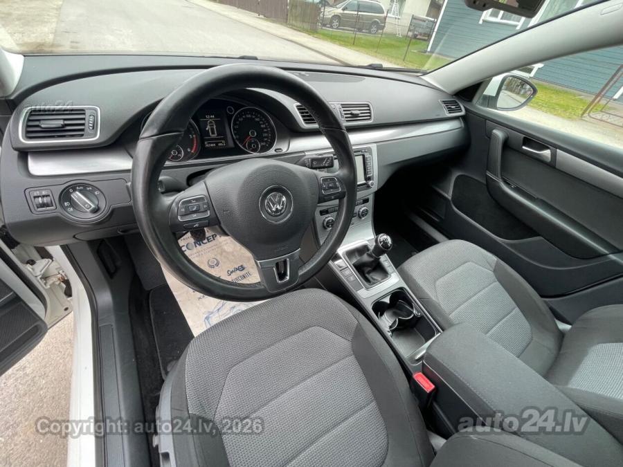 White Volkswagen Passat 2014 in Tartu, with an engine capacity of 1.60 L and mileage of 262 thousand km for 5990 €, photo 12 on AUTOMOTO.COM.LV
