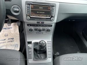 White Volkswagen Passat 2014 in Tartu, with an engine capacity of 1.60 L and mileage of 262 thousand km for 5990 €, photo 14 on AUTOMOTO.COM.LV