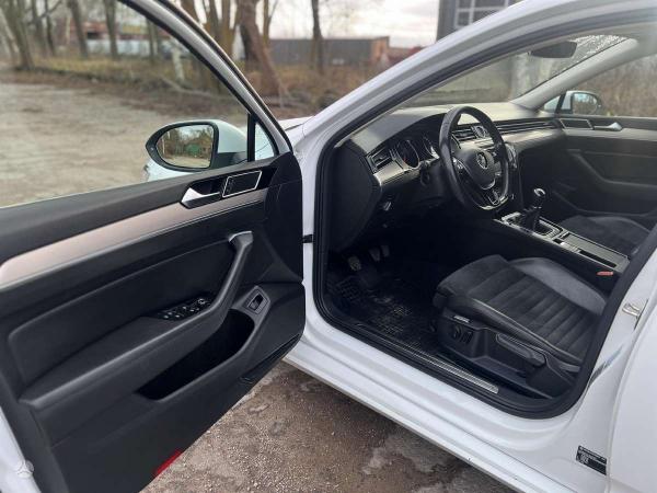 White Volkswagen Passat 2015 in Siauliai, with an engine capacity of 1.97 L and mileage of 409 thousand km for 9200 €, photo 11 on AUTOMOTO.COM.LV