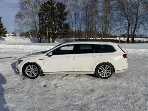 White Volkswagen Passat 2015 in Siauliai, with an engine capacity of 1.97 L and mileage of 287 thousand km for 9600 €, photo 5 on AUTOMOTO.COM.LV