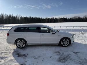 White Volkswagen Passat 2015 in Siauliai, with an engine capacity of 1.97 L and mileage of 287 thousand km for 9600 €, photo 6 on AUTOMOTO.COM.LV