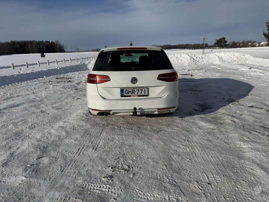 White Volkswagen Passat 2015 in Siauliai, with an engine capacity of 1.97 L and mileage of 287 thousand km for 9600 €, photo 8 on AUTOMOTO.COM.LV