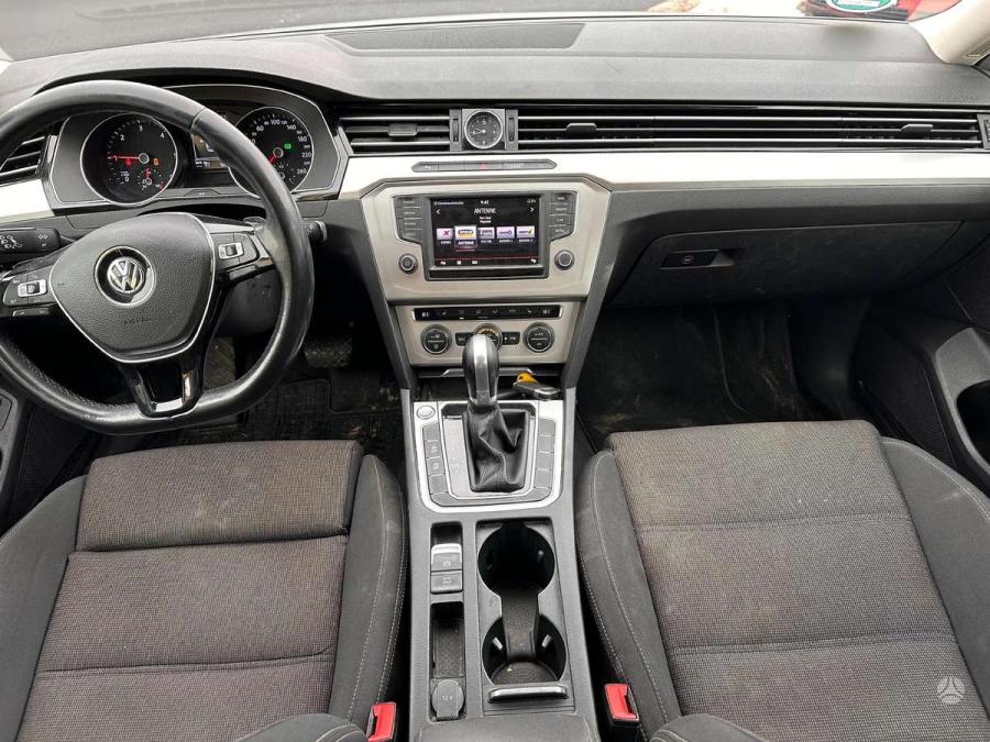 White Volkswagen Passat 2015 in Utena, with an engine capacity of 1.97 L and mileage of 225 thousand km for 7999 €, photo 7 on AUTOMOTO.COM.LV