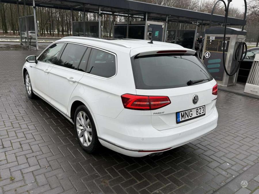 White Volkswagen Passat 2015 in Kaunas, with an engine capacity of 1.97 L and mileage of 245 thousand km for 10300 €, photo 5 on AUTOMOTO.COM.LV