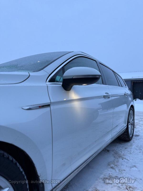 White Volkswagen Passat 2015 in Tartu, with an engine capacity of 2.00 L and mileage of 300 thousand km for 8999 €, photo 6 on AUTOMOTO.COM.LV