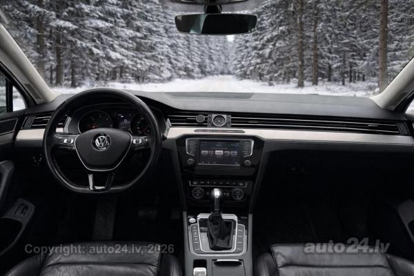 White Volkswagen Passat 2015 in Tartu, with an engine capacity of 2.00 L and mileage of 300 thousand km for 8999 €, photo 7 on AUTOMOTO.COM.LV