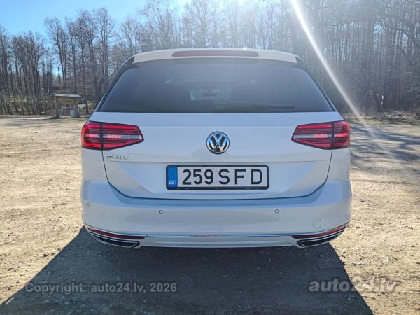 White Volkswagen Passat 2015 in Tallinn, with an engine capacity of 2.00 L and mileage of 211 thousand km for 13599 €, photo 3 on AUTOMOTO.COM.LV
