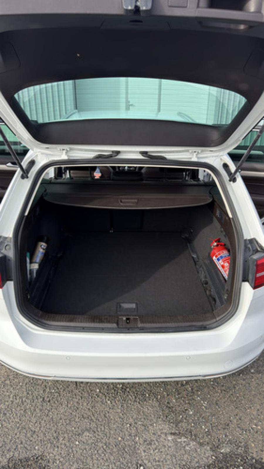Balts Volkswagen Passat 2015 Peltsamā, ar dzinēja tilpumu 2.00 L un nobraukumu 316 tūkst. km par 8500 €, foto 16 vietnē AUTOMOTO.COM.LV