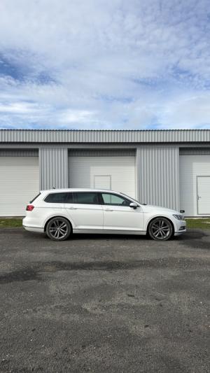 Balts Volkswagen Passat 2015 Peltsamā, ar dzinēja tilpumu 2.00 L un nobraukumu 316 tūkst. km par 8500 €, foto 21 vietnē AUTOMOTO.COM.LV