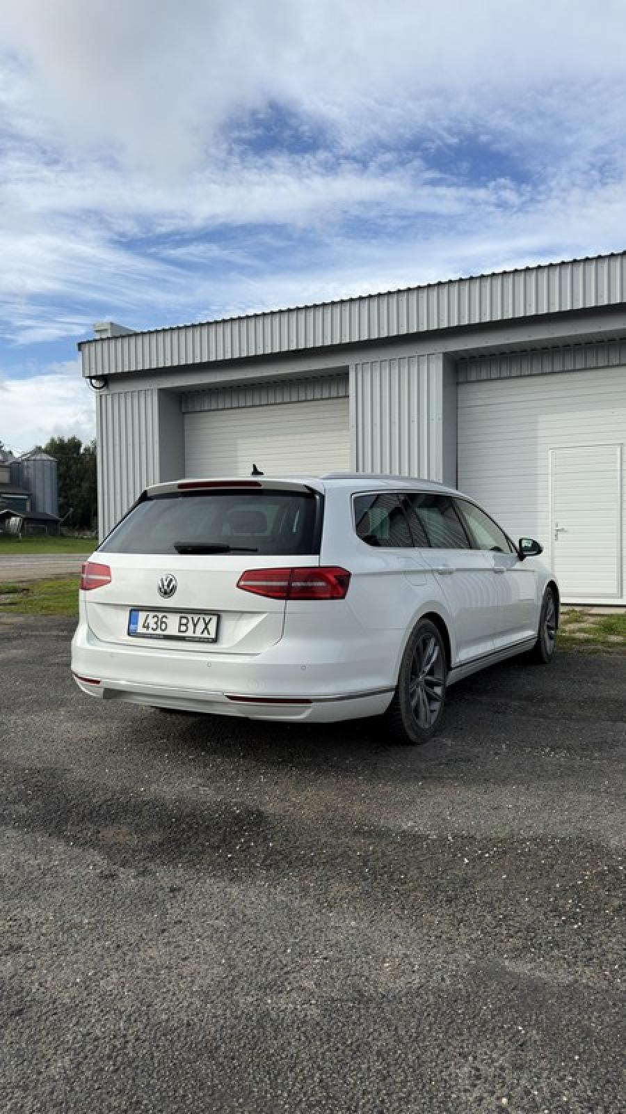 Balts Volkswagen Passat 2015 Peltsamā, ar dzinēja tilpumu 2.00 L un nobraukumu 316 tūkst. km par 8500 €, foto 24 vietnē AUTOMOTO.COM.LV