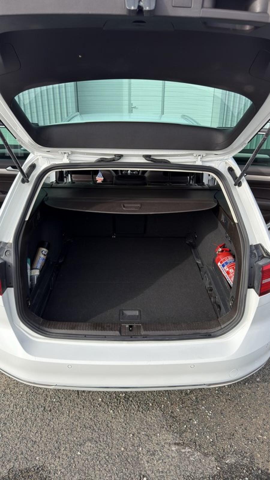 Balts Volkswagen Passat 2015 Peltsamā, ar dzinēja tilpumu 2.00 L un nobraukumu 316 tūkst. km par 8500 €, foto 31 vietnē AUTOMOTO.COM.LV