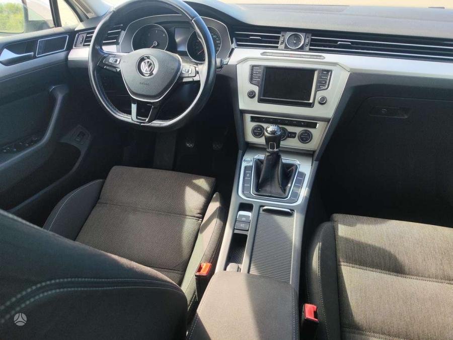 Balts Volkswagen Passat 2015 Marijampole, ar dzinēja tilpumu 1.60 L un nobraukumu 300 tūkst. km par 6800 €, foto 7 vietnē AUTOMOTO.COM.LV