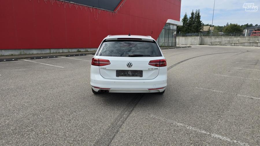White Volkswagen Passat 2016 in Vilnius, with an engine capacity of 2.00 L and mileage of 277 thousand km for 12500 €, photo 4 on AUTOMOTO.COM.LV