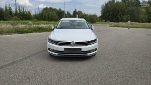 White Volkswagen Passat 2016 in Vilnius, with an engine capacity of 2.00 L and mileage of 277 thousand km for 12500 €, photo 8 on AUTOMOTO.COM.LV