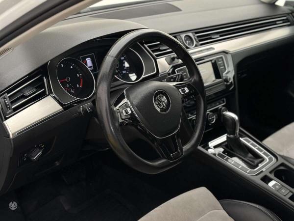 White Volkswagen Passat 2016 in Vilnius, with an engine capacity of 2.00 L and mileage of 332 thousand km for 9950 €, photo 8 on AUTOMOTO.COM.LV