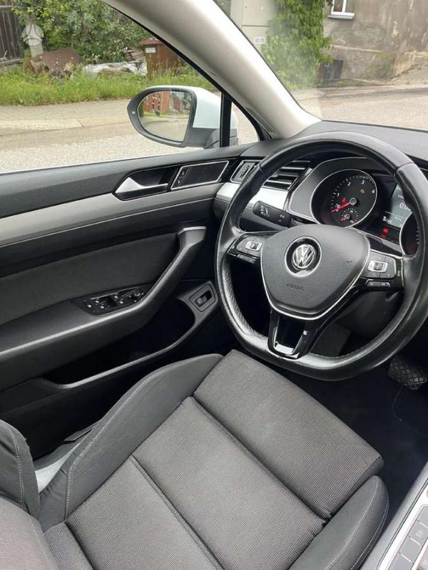 White Volkswagen Passat 2016 in Utena, with an engine capacity of 2.00 L and mileage of 378 thousand km for 7700 €, photo 8 on AUTOMOTO.COM.LV