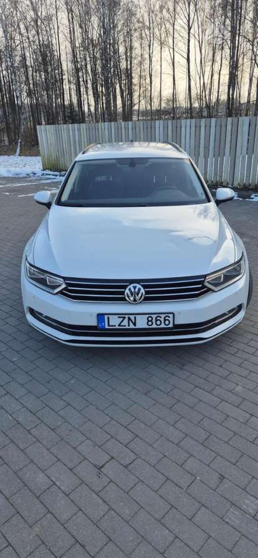 White Volkswagen Passat 2016 in Vilnius, with an engine capacity of 2.00 L and mileage of 216 thousand km for 10000 €, photo 3 on AUTOMOTO.COM.LV
