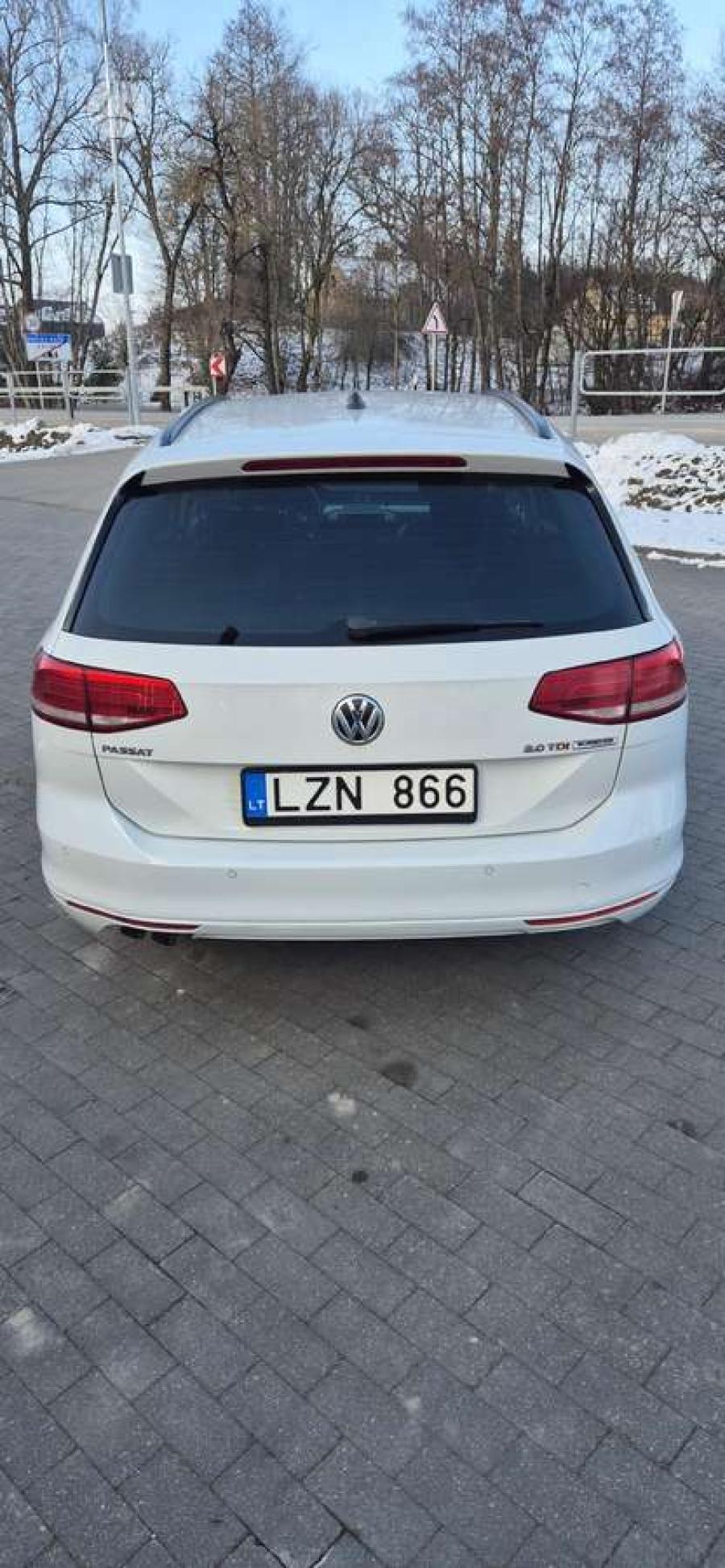 White Volkswagen Passat 2016 in Vilnius, with an engine capacity of 2.00 L and mileage of 216 thousand km for 10000 €, photo 5 on AUTOMOTO.COM.LV