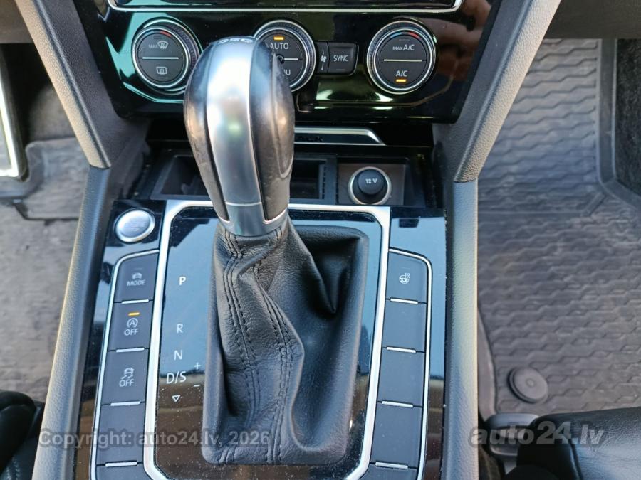 Balts Volkswagen Passat 2016 Tallina, ar dzinēja tilpumu 2.00 L un nobraukumu 205 tūkst. km par 16900 €, foto 25 vietnē AUTOMOTO.COM.LV