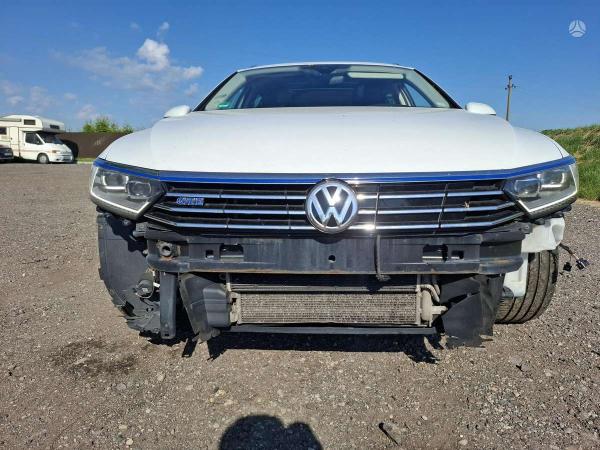 White Volkswagen Passat 2016 in Marijampole, with an engine capacity of 1.40 L and mileage of 213 thousand km for 7999 €, photo 1 on AUTOMOTO.COM.LV