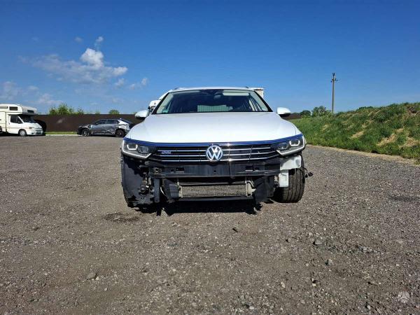 White Volkswagen Passat 2016 in Marijampole, with an engine capacity of 1.40 L and mileage of 213 thousand km for 7999 €, photo 2 on AUTOMOTO.COM.LV