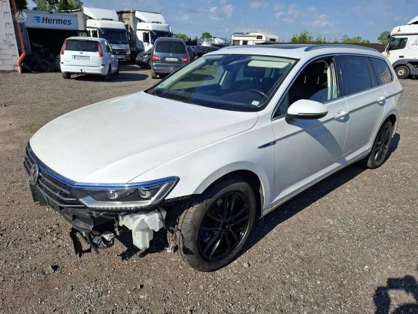 White Volkswagen Passat 2016 in Marijampole, with an engine capacity of 1.40 L and mileage of 213 thousand km for 7999 €, photo 3 on AUTOMOTO.COM.LV