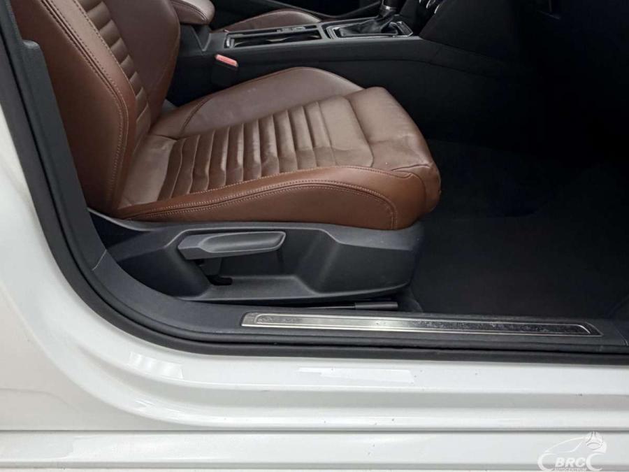 White Volkswagen Passat 2016 in Vilnius, with an engine capacity of 1.97 L and mileage of 216 thousand km for 11700 €, photo 8 on AUTOMOTO.COM.LV