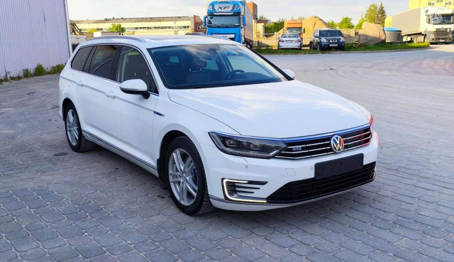 Balts Volkswagen Passat 2016 Alīta, ar dzinēja tilpumu 1.40 L un nobraukumu 270 tūkst. km par 9650 €, foto 3 vietnē AUTOMOTO.COM.LV