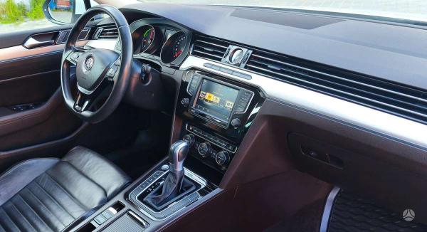 Balts Volkswagen Passat 2016 Alīta, ar dzinēja tilpumu 1.40 L un nobraukumu 270 tūkst. km par 9650 €, foto 10 vietnē AUTOMOTO.COM.LV