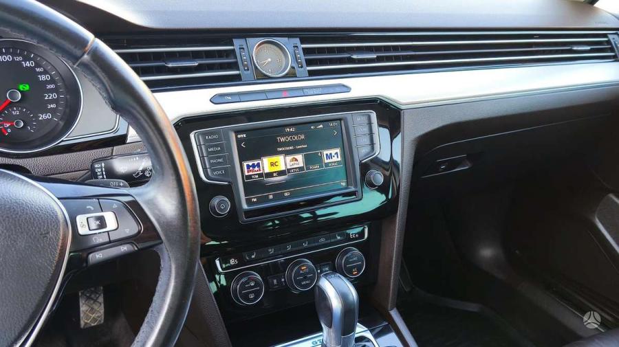 Balts Volkswagen Passat 2016 Alīta, ar dzinēja tilpumu 1.40 L un nobraukumu 270 tūkst. km par 9650 €, foto 12 vietnē AUTOMOTO.COM.LV