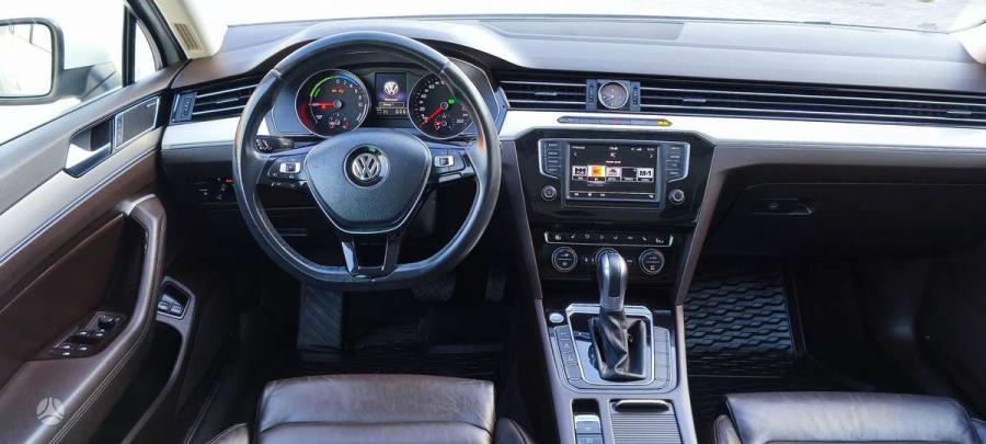 Balts Volkswagen Passat 2016 Alīta, ar dzinēja tilpumu 1.40 L un nobraukumu 270 tūkst. km par 9650 €, foto 15 vietnē AUTOMOTO.COM.LV