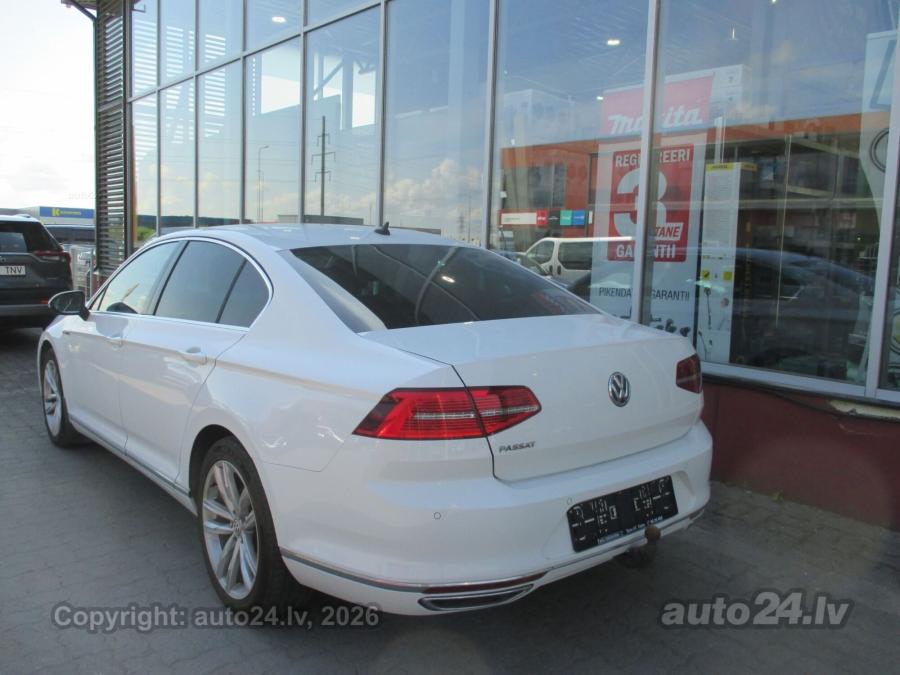 White Volkswagen Passat 2016 in Tartu, with an engine capacity of 2.00 L and mileage of 250 thousand km for 10790 €, photo 6 on AUTOMOTO.COM.LV