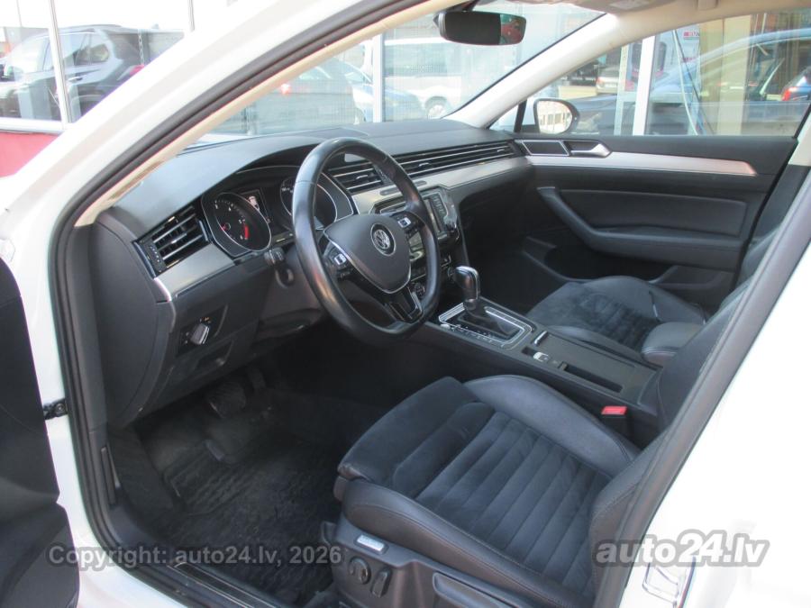 White Volkswagen Passat 2016 in Tartu, with an engine capacity of 2.00 L and mileage of 250 thousand km for 10790 €, photo 10 on AUTOMOTO.COM.LV