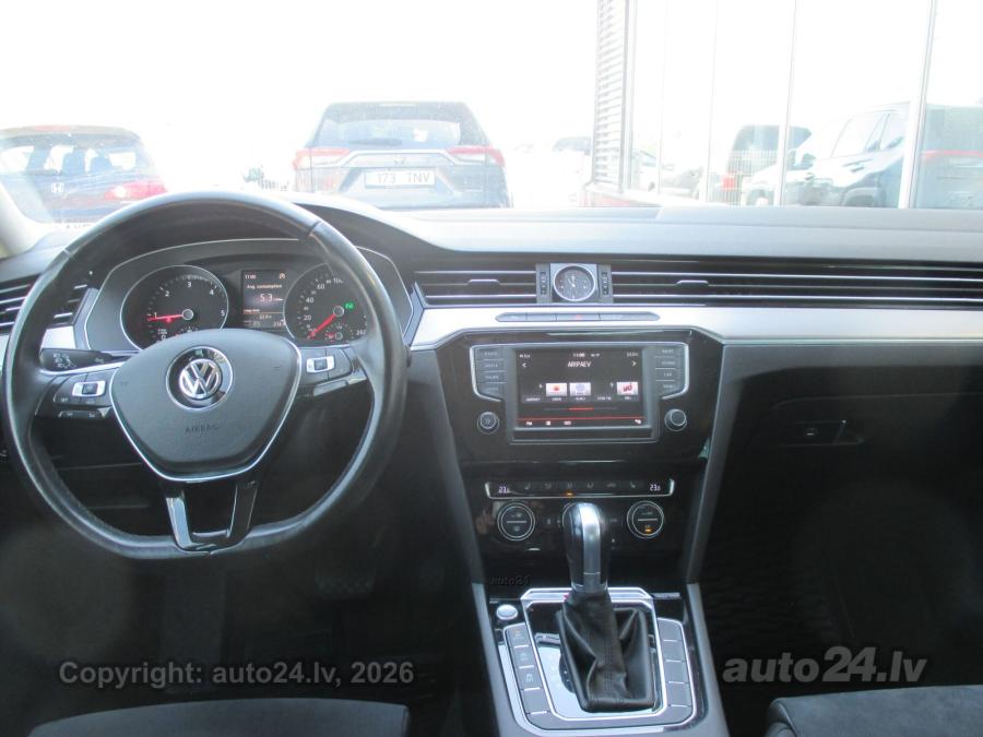 White Volkswagen Passat 2016 in Tartu, with an engine capacity of 2.00 L and mileage of 250 thousand km for 10790 €, photo 12 on AUTOMOTO.COM.LV