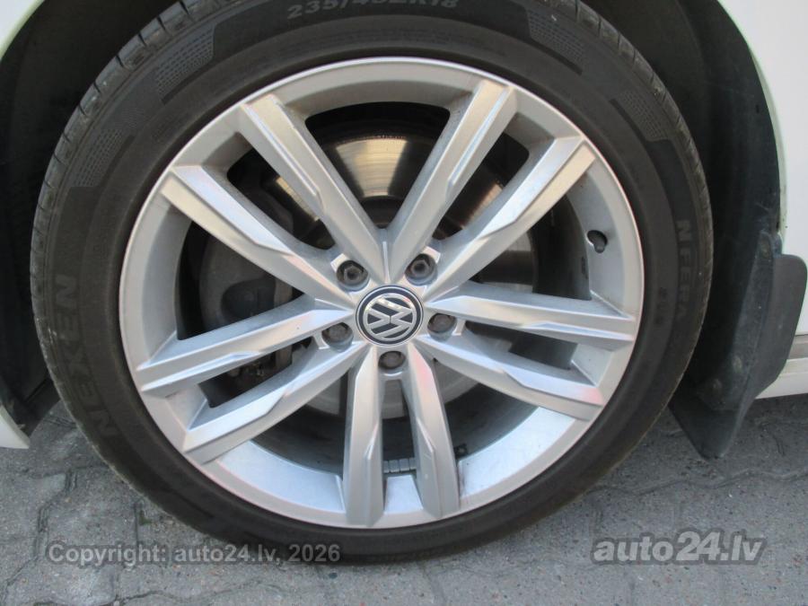 White Volkswagen Passat 2016 in Tartu, with an engine capacity of 2.00 L and mileage of 250 thousand km for 10790 €, photo 14 on AUTOMOTO.COM.LV