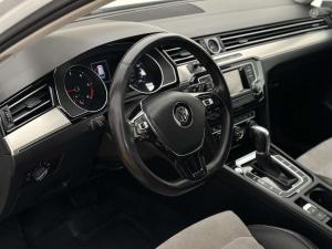 White Volkswagen Passat 2016 in Vilnius, with an engine capacity of 2.00 L and mileage of 332 thousand km for 8850 €, photo 9 on AUTOMOTO.COM.LV