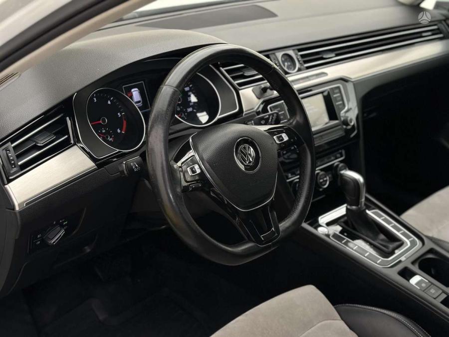 White Volkswagen Passat 2016 in Vilnius, with an engine capacity of 2.00 L and mileage of 332 thousand km for 8850 €, photo 9 on AUTOMOTO.COM.LV