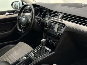 White Volkswagen Passat 2016 in Vilnius, with an engine capacity of 2.00 L and mileage of 332 thousand km for 8850 €, photo 13 on AUTOMOTO.COM.LV