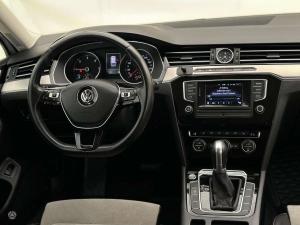 White Volkswagen Passat 2016 in Vilnius, with an engine capacity of 2.00 L and mileage of 332 thousand km for 8850 €, photo 14 on AUTOMOTO.COM.LV