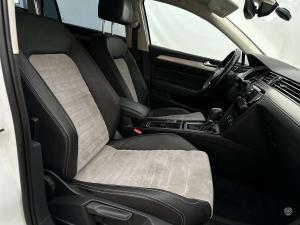 White Volkswagen Passat 2016 in Vilnius, with an engine capacity of 2.00 L and mileage of 332 thousand km for 8850 €, photo 15 on AUTOMOTO.COM.LV