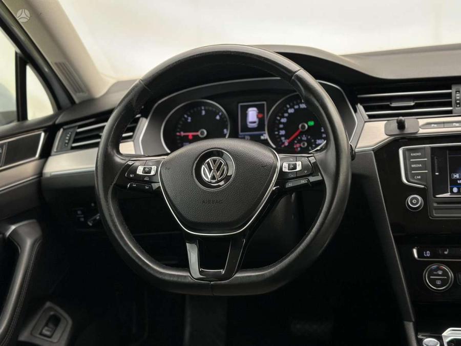 White Volkswagen Passat 2016 in Vilnius, with an engine capacity of 2.00 L and mileage of 332 thousand km for 8850 €, photo 16 on AUTOMOTO.COM.LV