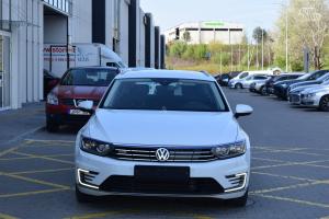 White Volkswagen Passat 2016 in Vilnius, with an engine capacity of 1.40 L and mileage of 152 thousand km for 12800 €, photo 3 on AUTOMOTO.COM.LV