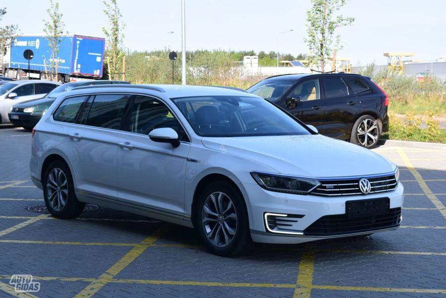 White Volkswagen Passat 2016 in Vilnius, with an engine capacity of 1.40 L and mileage of 152 thousand km for 12800 €, photo 4 on AUTOMOTO.COM.LV