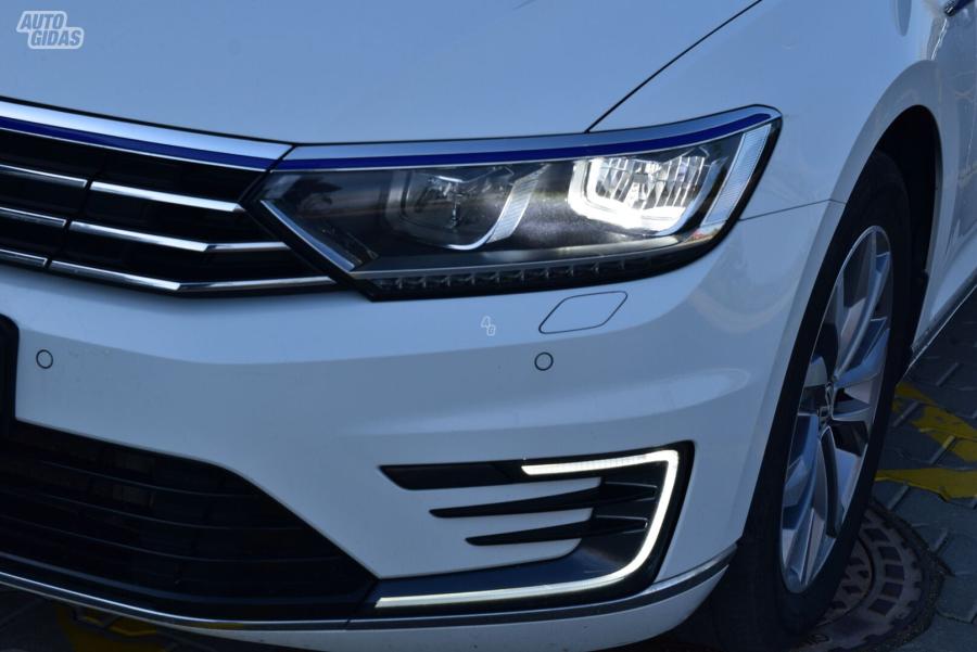 White Volkswagen Passat 2016 in Vilnius, with an engine capacity of 1.40 L and mileage of 152 thousand km for 12800 €, photo 8 on AUTOMOTO.COM.LV